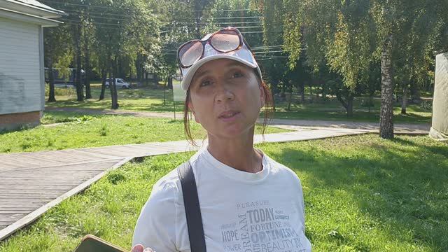 Иностранный специалист быстро и ловко уничтожает зелёные насаждения в Дмитровском Земляном Валу