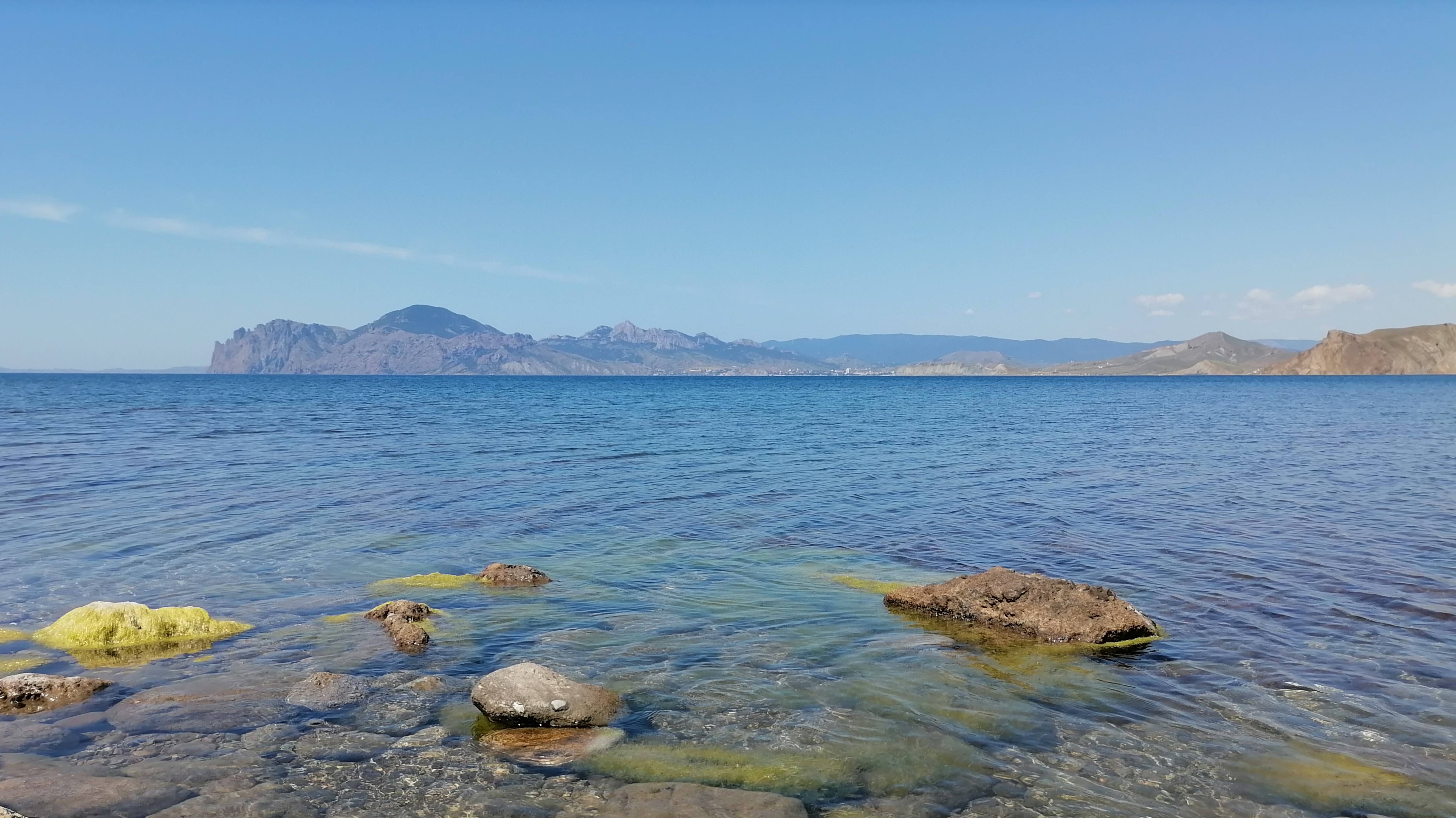 По берегу босиком