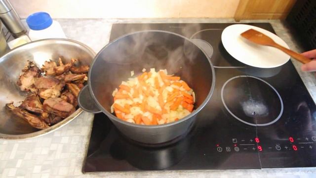 Видео рецепт приготовления глухаря_ как быстро и вкусно потушить глухаря с картошкой в казане.mp4