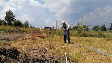 Строю дом сам #5 Фундамент из труб  Ручное бурение Приехал трактор  и убрал оставленный навал