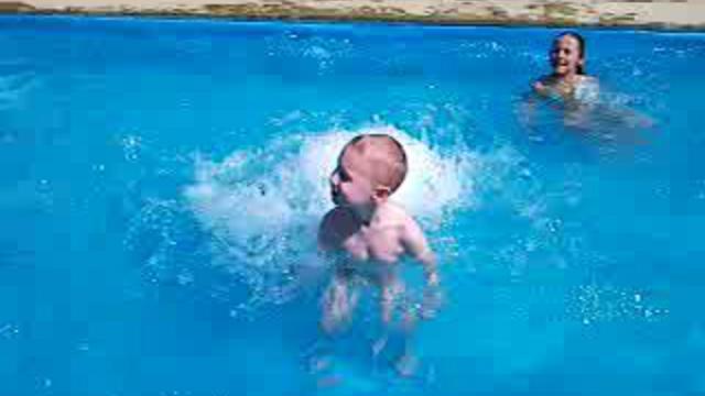 Сема в теплом басейне.Ежовая.