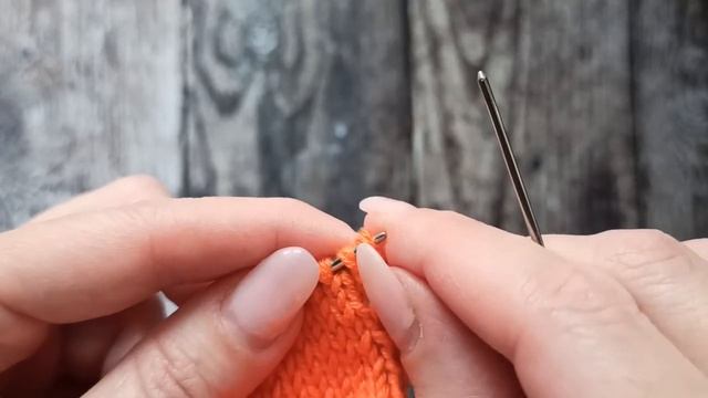 Бывает, что необходимо мягкое податливое закрытие петель.  Как закрыть лицевую гладь иглой.