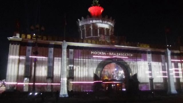 Продолжение светового шоу на стене павильона "Украина"