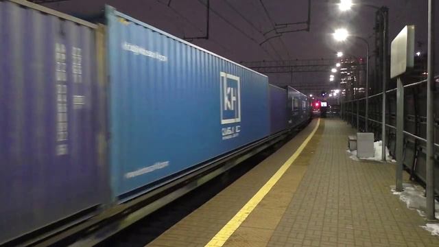 Электровоз ВЛ10у-565 (ТЧЭ-21) с контейнерным поездом.
