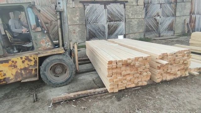 львовский погрузчик перевозит пачки.mp4