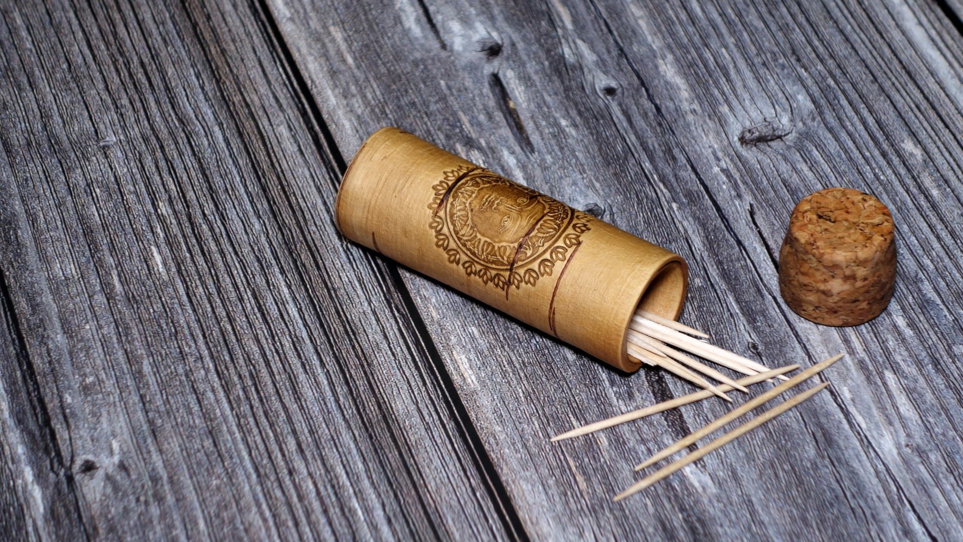 Походный пенал для зубочисток из бересты своими руками. Простой вариант.