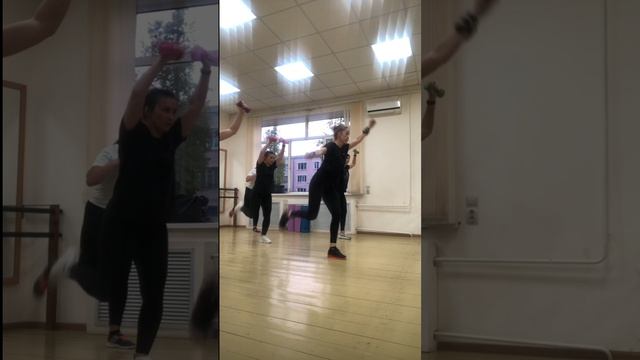Аэробная тренировка с утяжелителями!