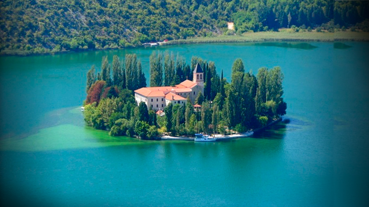 Остров Висовац с францисканским монастырём  (Хорватия)