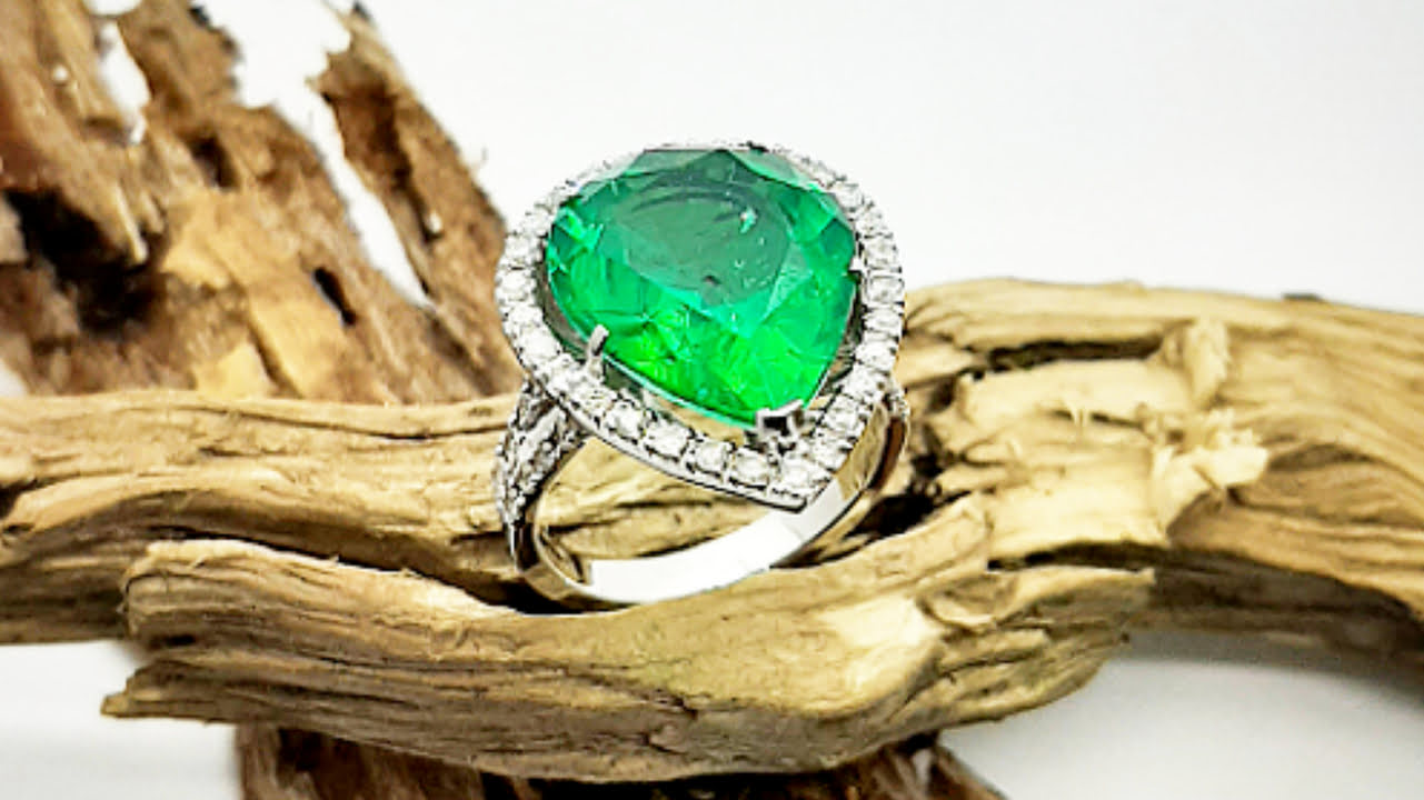 Кольцо с зеленым камнем