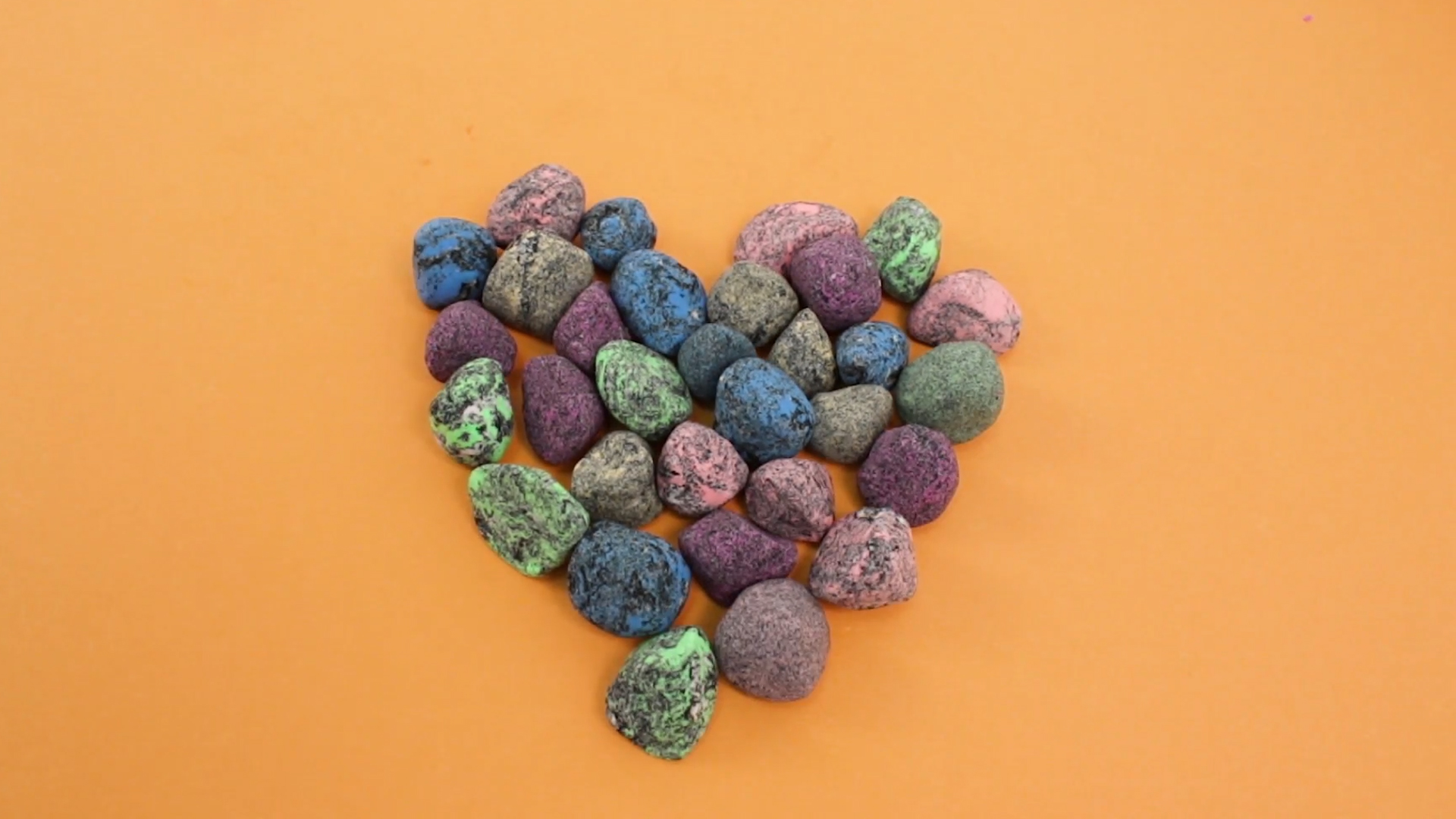 Инструкция по лепке из пушистого пластилина PLUSH: Разноцветные камни