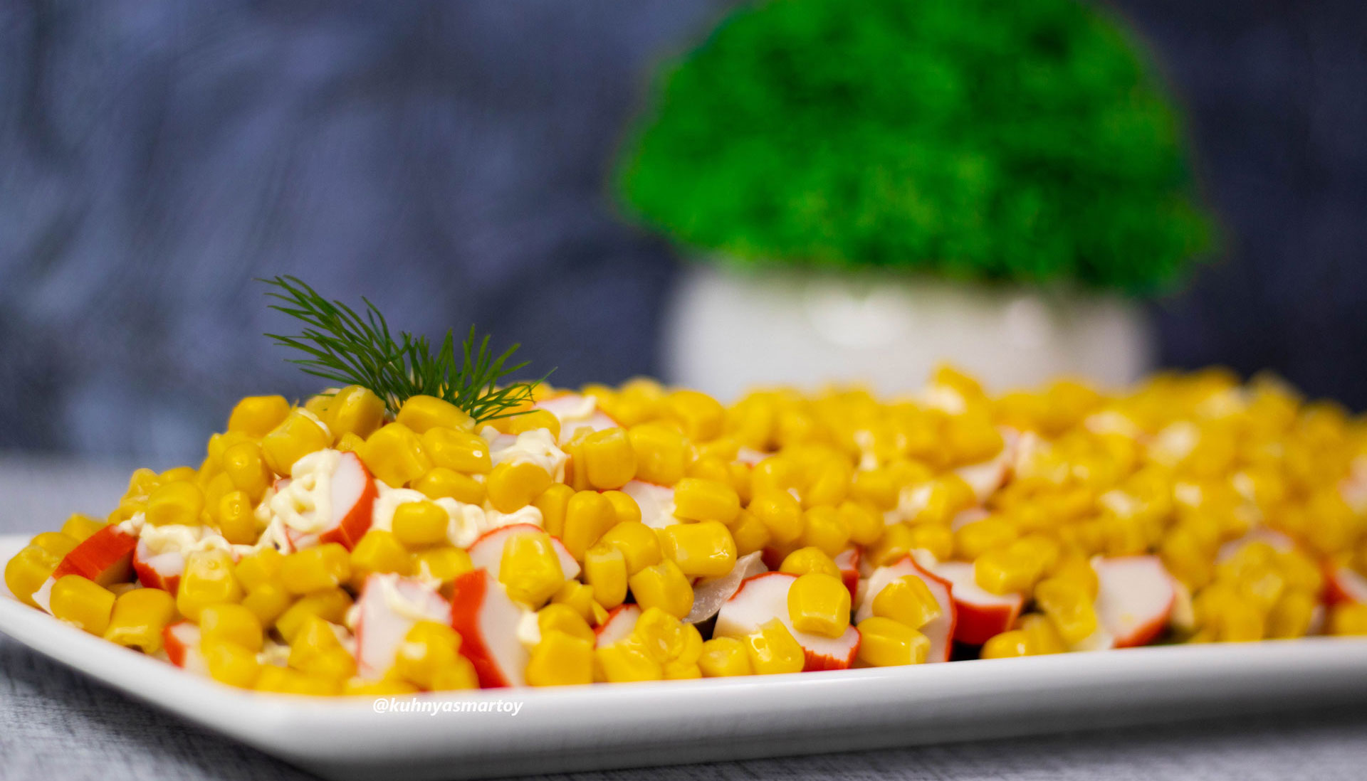 Простой, но очень вкусный салат из крабовых палочек и морской капусты