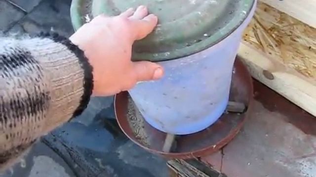 Простая, дешёвая и лучшая самодельная бункерная кормушка для взрослой птицы большого объема (ведро)