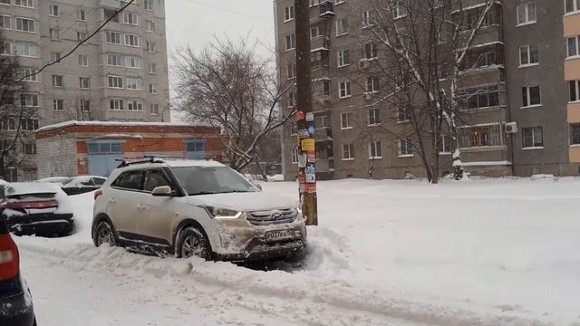 Зачем мне полный привод на Крете.Выезжаю из сугроба.