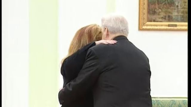 Алла Пугачёва получает награду из рук президента Бориса Ельцина (1999).