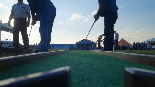 Гольф. Попадание в сложную лунку с первого раза на камеру.