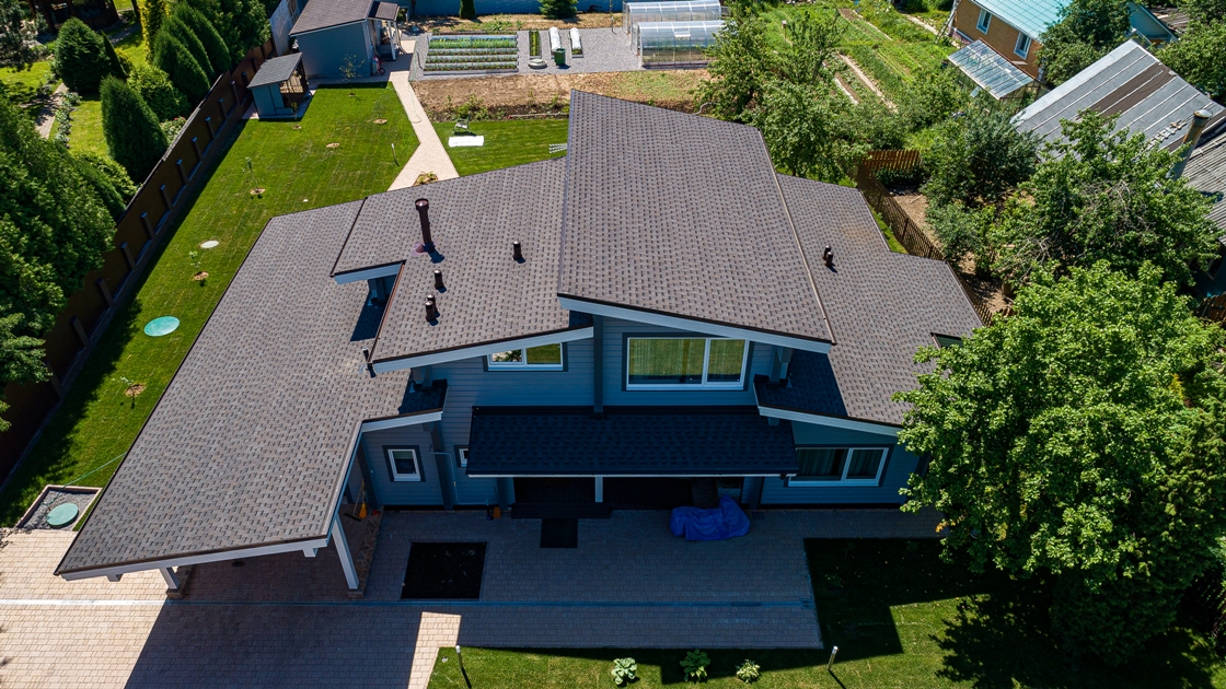 Безупречная крыша дома Монтевиль - кровля Шинглас от Технониколь