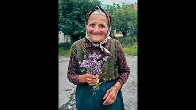 Песня о маме . Поёт Евгения Смольянинова .