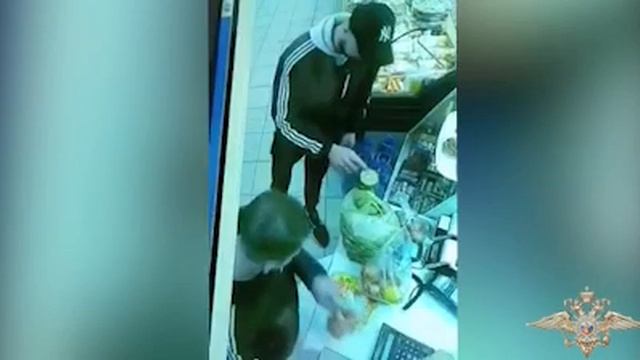 Полиция Калининграда просит помочь установить личности парней, подозреваемых в краже