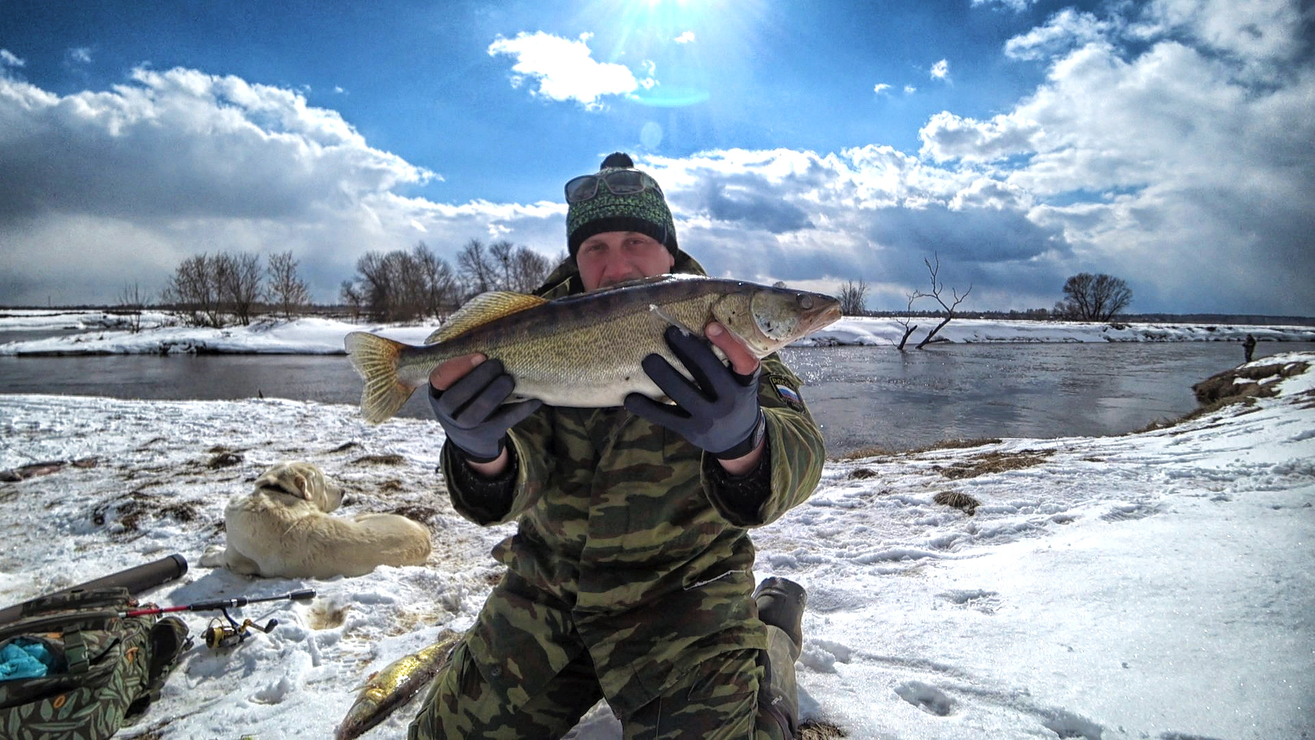 Огромные судаки гнут спиннинг. Охота за трофейным судаком. Тяжелый джиг рулит.