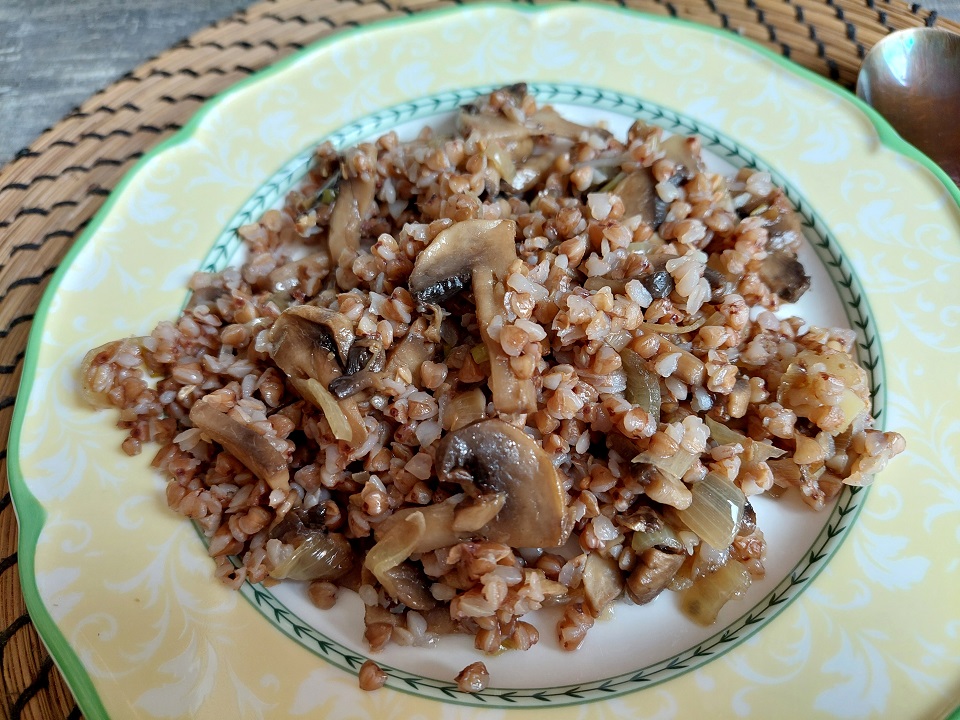 Рассыпчатая гречка с приятным ароматом грибов. Если обычная гречневая каша наскучила.