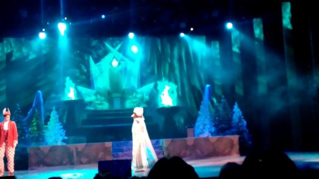 Баба-Яга изображает снегурочку