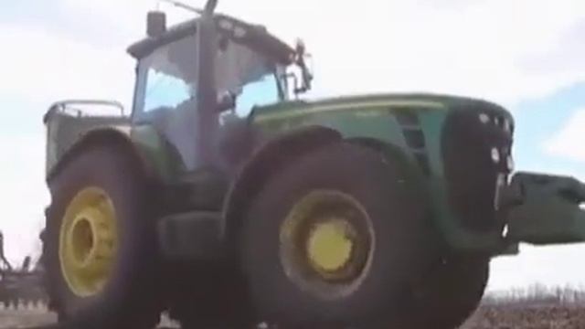 Скоростной сев с помощью бункера-перегрузчика в ГК РУССКИЙ ДОМ. Курская область, 2014 г.