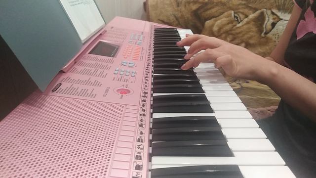 Три белых коня на синтезаторе