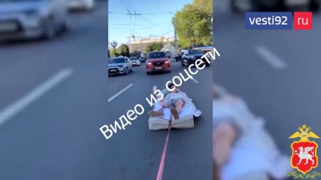 За езду на матрасе в Симферополе задержали водителя и трёх пассажиров