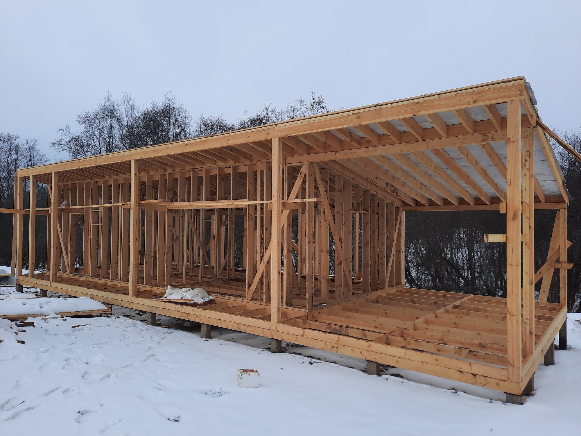 Монтаж каркаса бани площадью 88 кв.м. на жб сваях в коттеджном поселке Экоозеро.