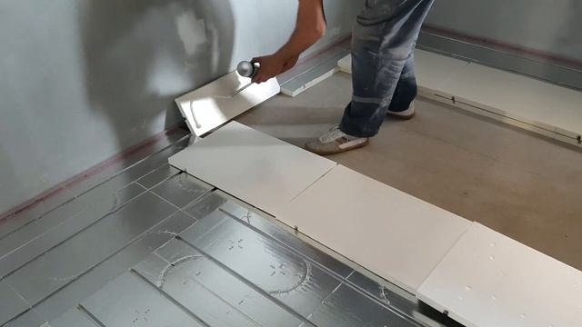 № 26. Теплый пол без стяжки  монтаж своими руками  часть 5  нанесение клея на элементы УФЭ