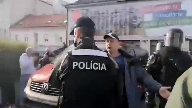 Словакия. 01.09.2021 Полиция в упор стреляет резиновыми пулями по протестующим