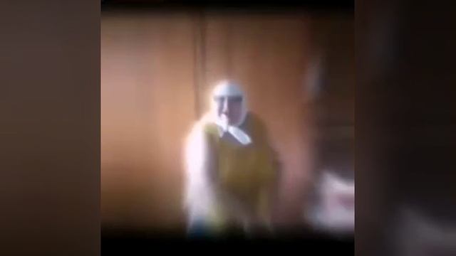 Бабушка танцует под музыку