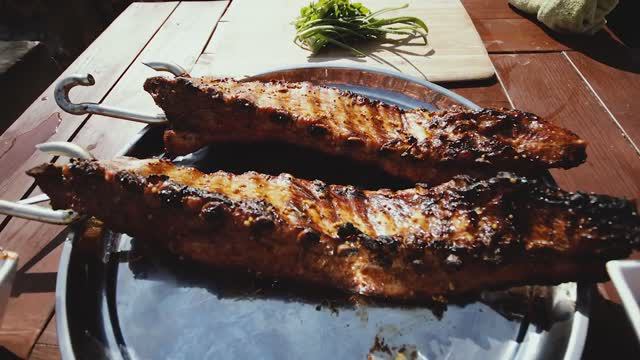 СВИННЫЕ РЁБРЫШКИ, запечённые в  тандыре из кирпича.