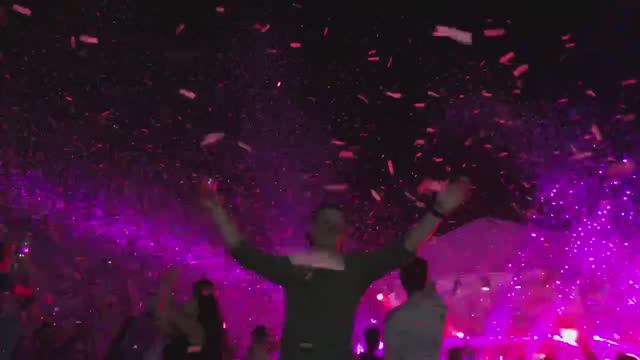 Конфетти-бластеры GLOBAL EFFECTS и белое бумажное конфетти на улице