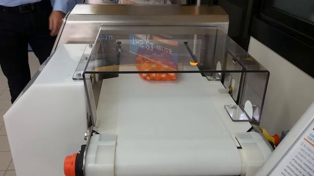 Металлодетектор, отбраковка - сдув. Metal detector, rejection - blowing.-(1080p29).webm