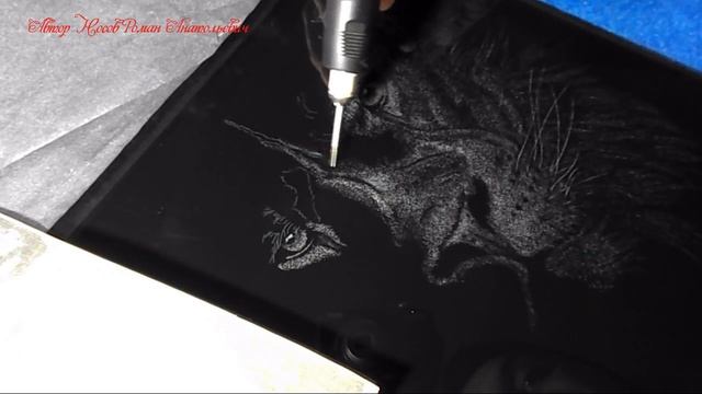 Ручная гравировка картины (Лев) на стекле..