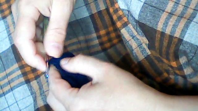 Вяжу синюю ажурную шапочку