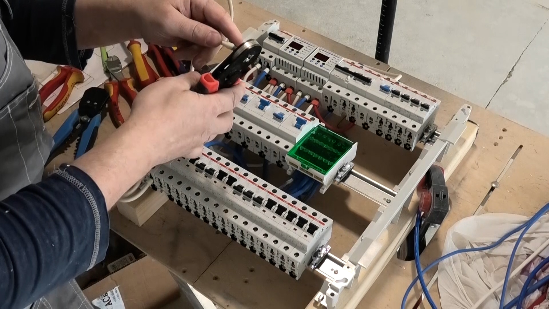 Монтаж и сборка электрощита.