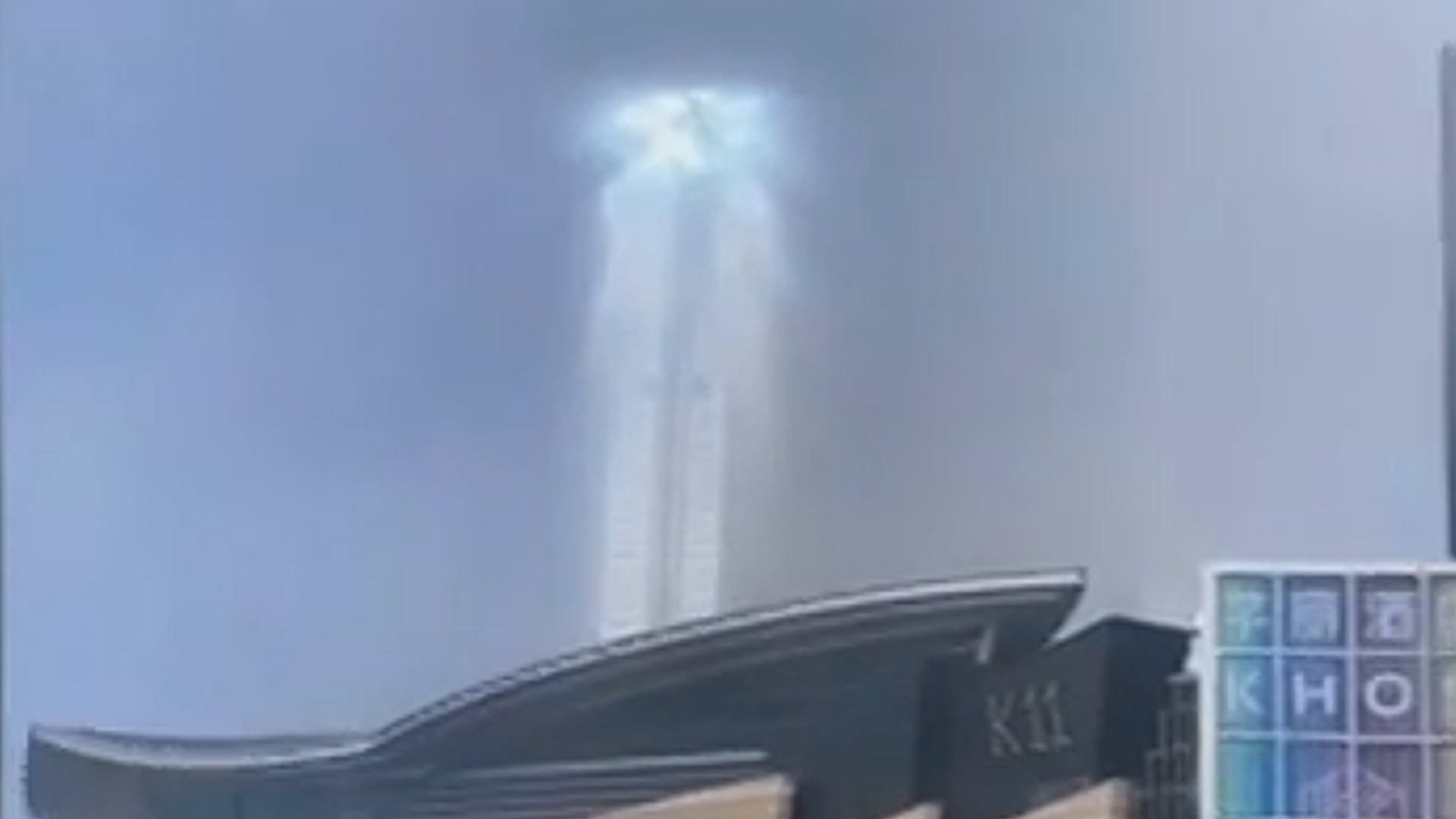 Портал в небе Китая напугал жителей города Шэньян.mp4