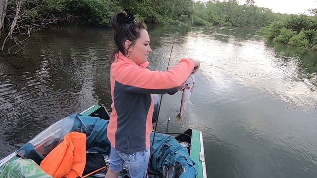 Рыбалка на Камчатке летом. Девчата отрываются..mp4