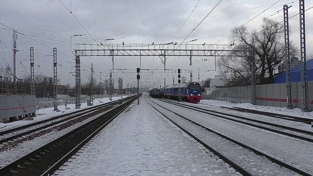 Тепловоз 2ТЭ25К-0015 "Пересвет" (ТЧЭ-2) прибывает с грузовым поездом на ст. Щербинка.