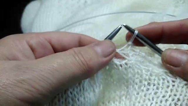 Интересный способ закрытия петель спицами.