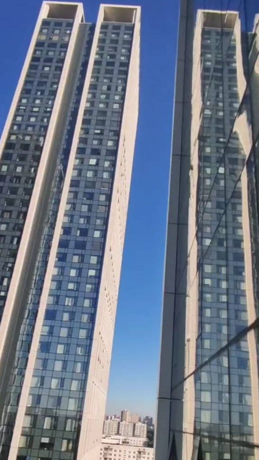 Конец застрял в форточке.