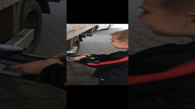 Заправляет машину