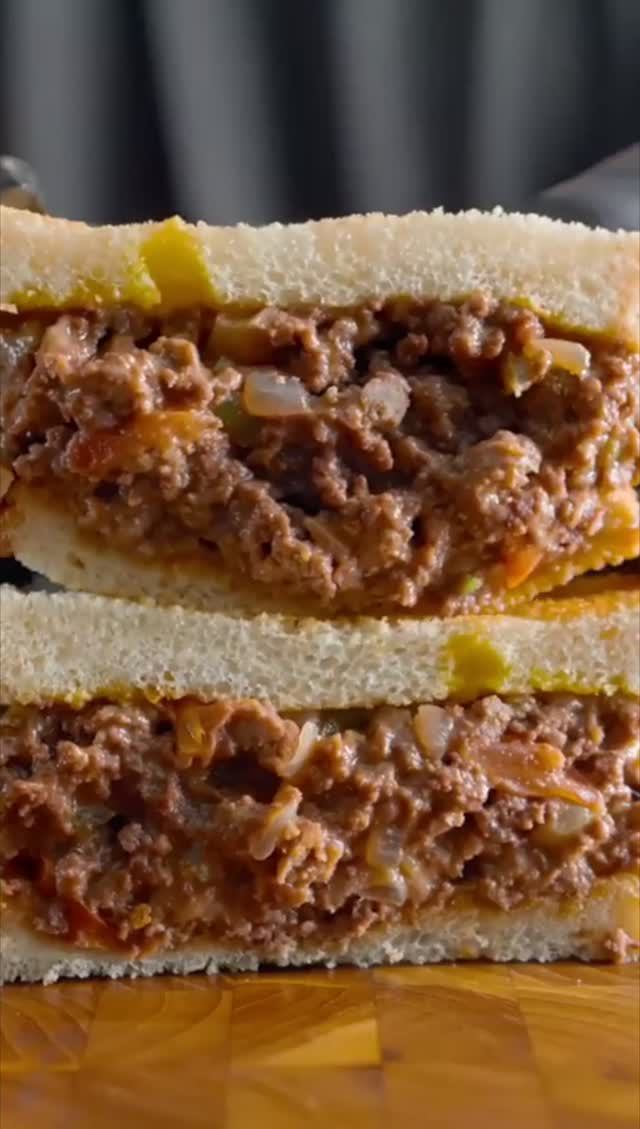 Сендвич с фаршем и овощами