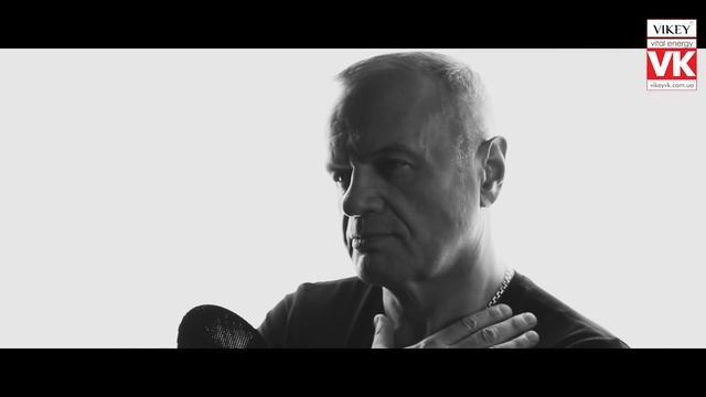 Очень трогательный стих _Пока мы живы_, читает В.Корженевский (Vike ( 1080 X 1920 ).mp4