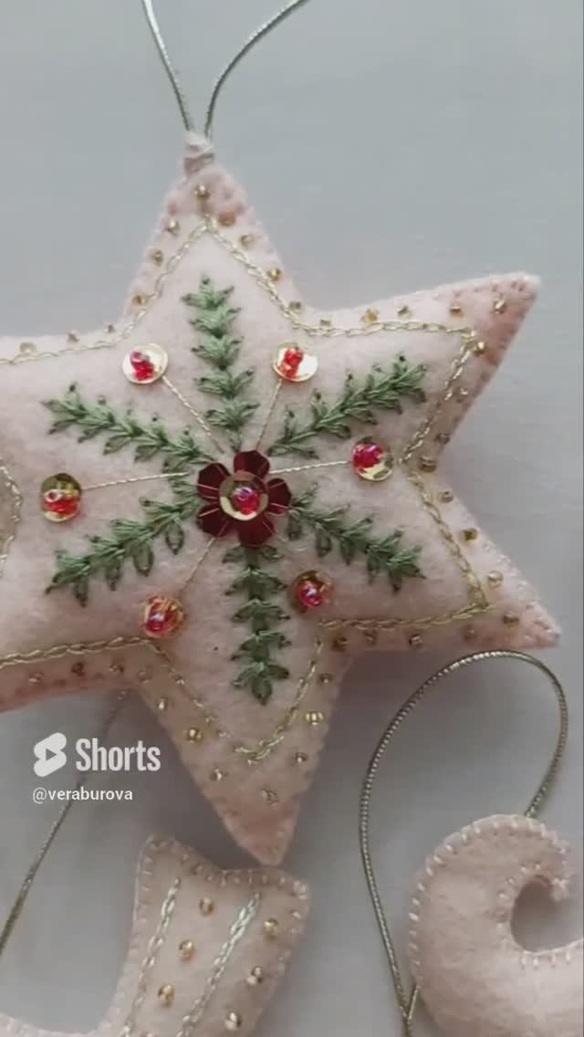 Елочные игрушки из фетра с вышивкой