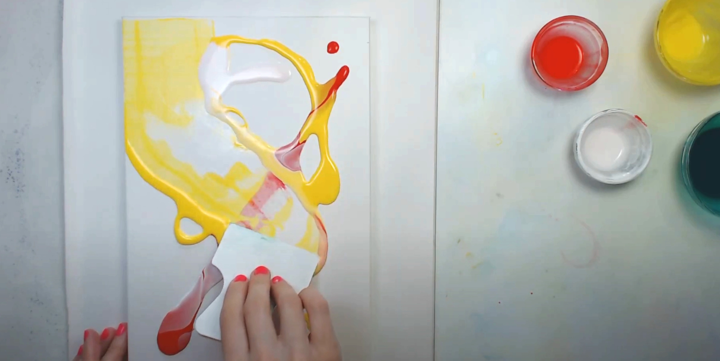 3. Создаём фон при помощи шпателя и рисуем силуэт оленя