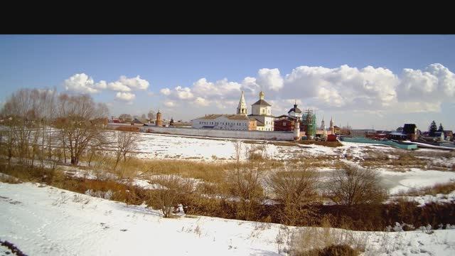 Бобренев монастырь в Коломне, квадрокоптер с камерой Bugs 4w 4k, самолет против дрона