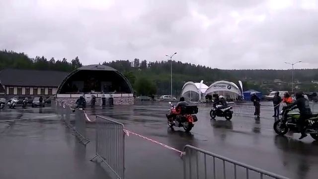 Доталкать мот ногами.